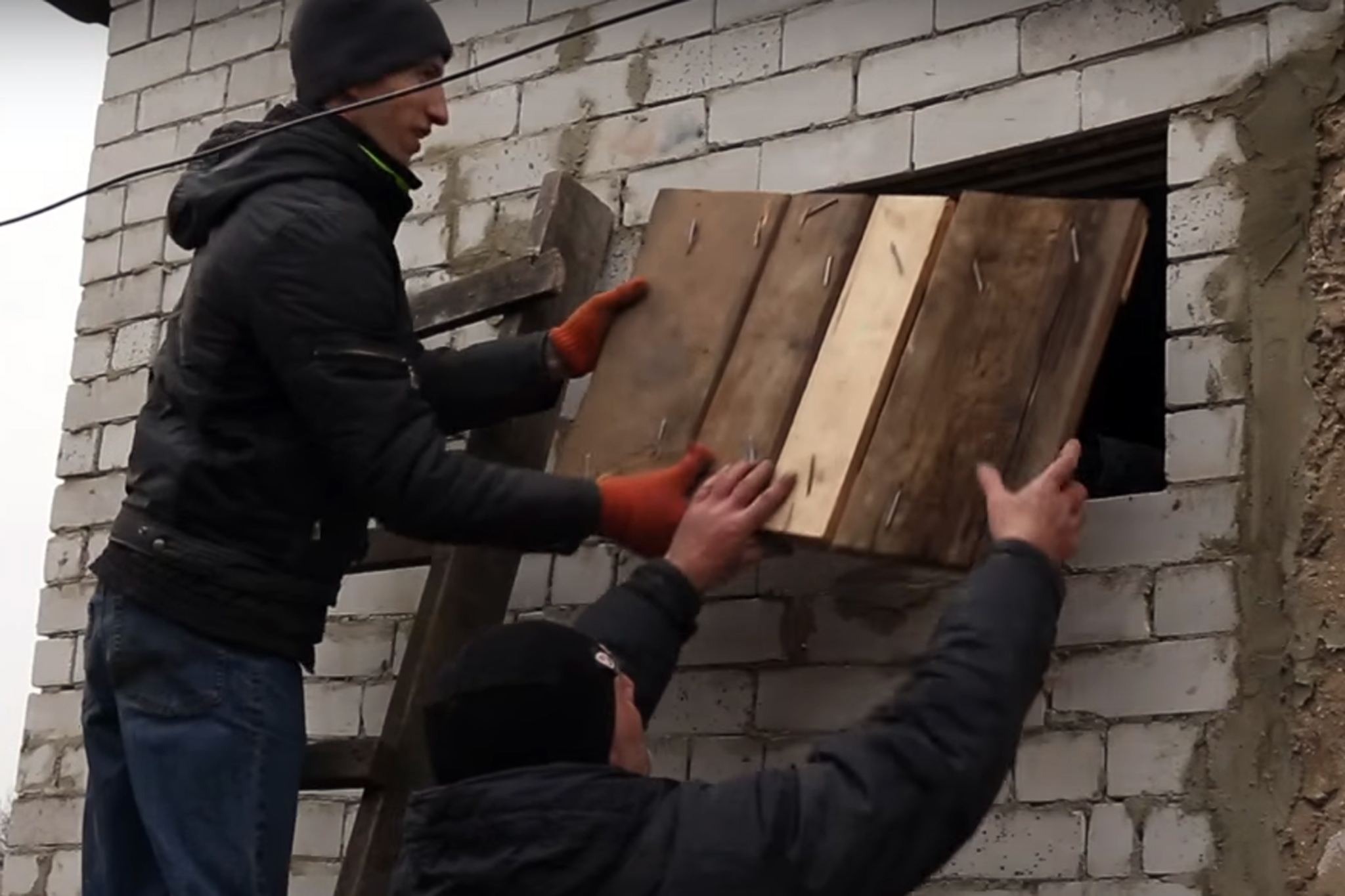 Ukraine: Residents rebuild war-damaged homes with ICRC support ...