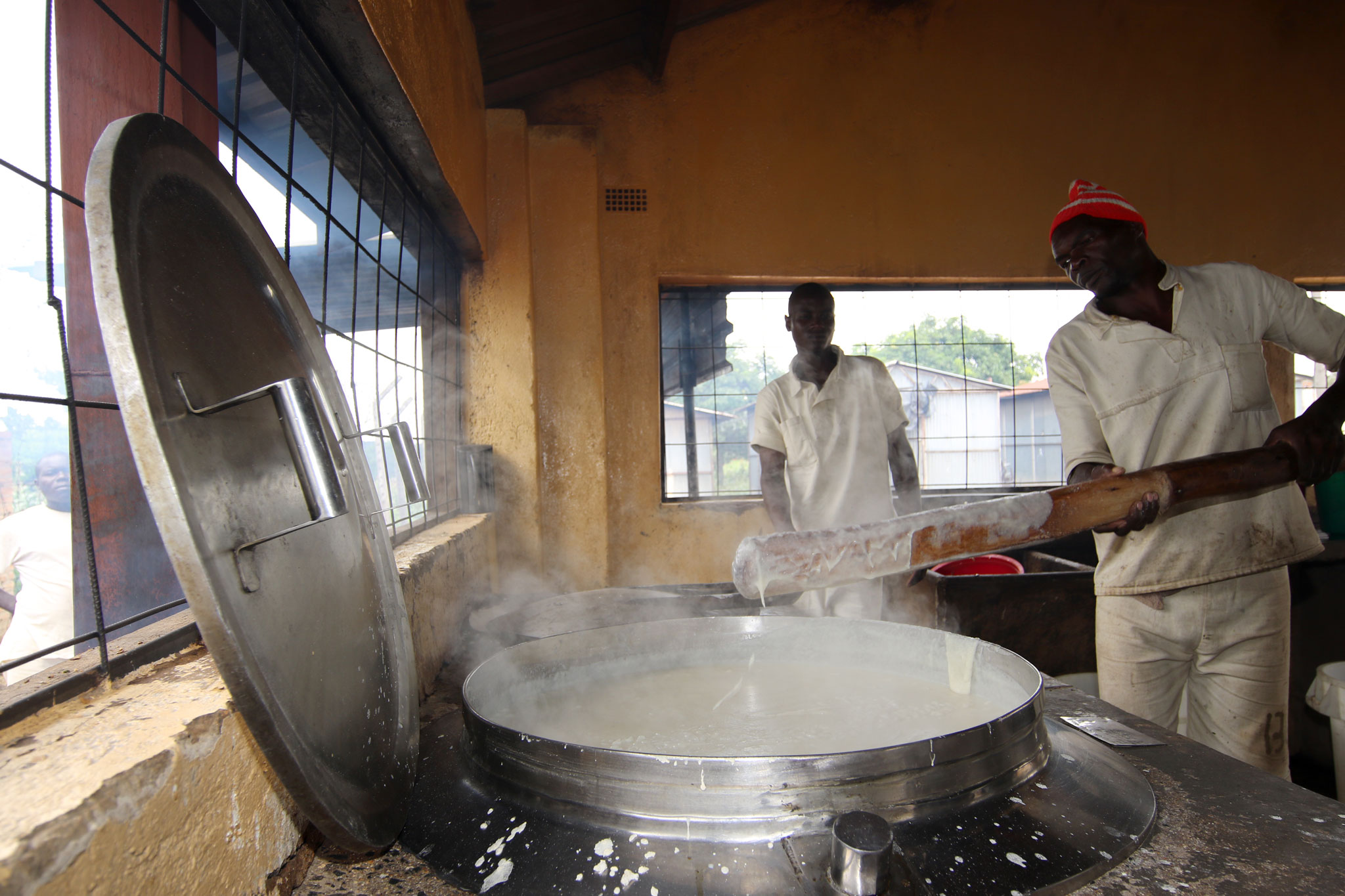 Zimbabwe: Improving cooking facilities for inmates | ICRC
