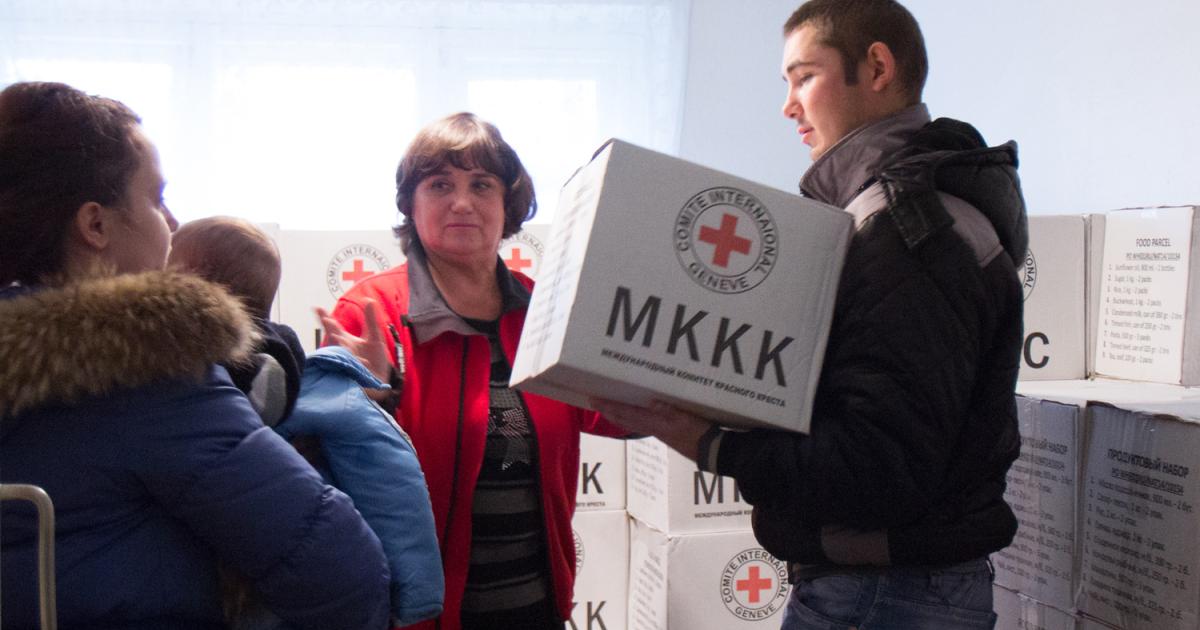 Crimea: People from eastern Ukraine receive food and other essentials ...