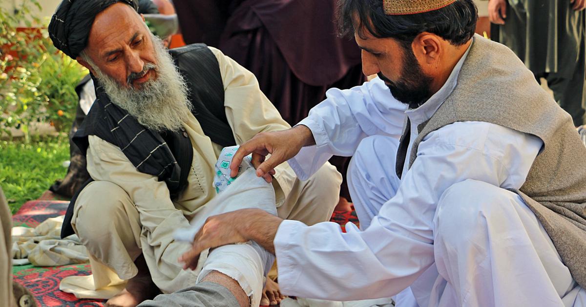 Afghanistan: First-aid training for taxi drivers saves lives ...