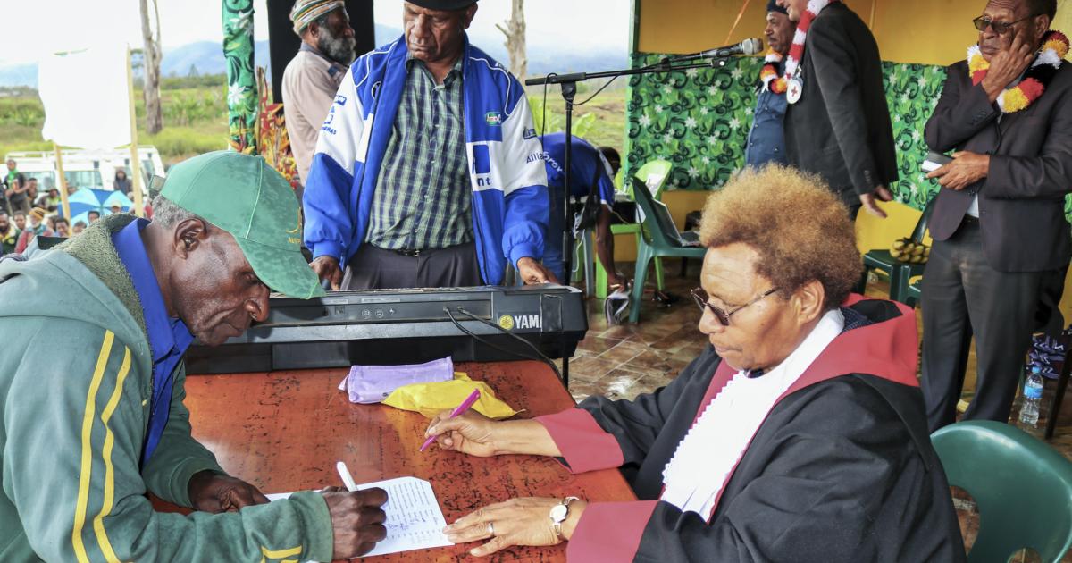 Papua New Guinea: Tribal fighters bring back traditional rules of ...