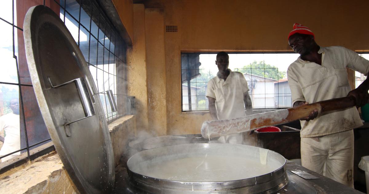 Zimbabwe: Improving cooking facilities for inmates | ICRC