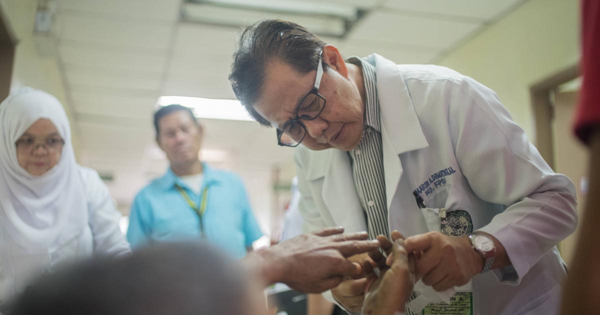 Philippines: Tireless doctor treats without any breaks or bias | ICRC