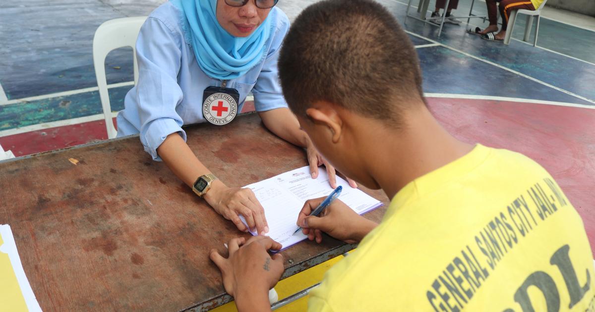 Philippines: A teenage detainee reconnects with his family through Red ...